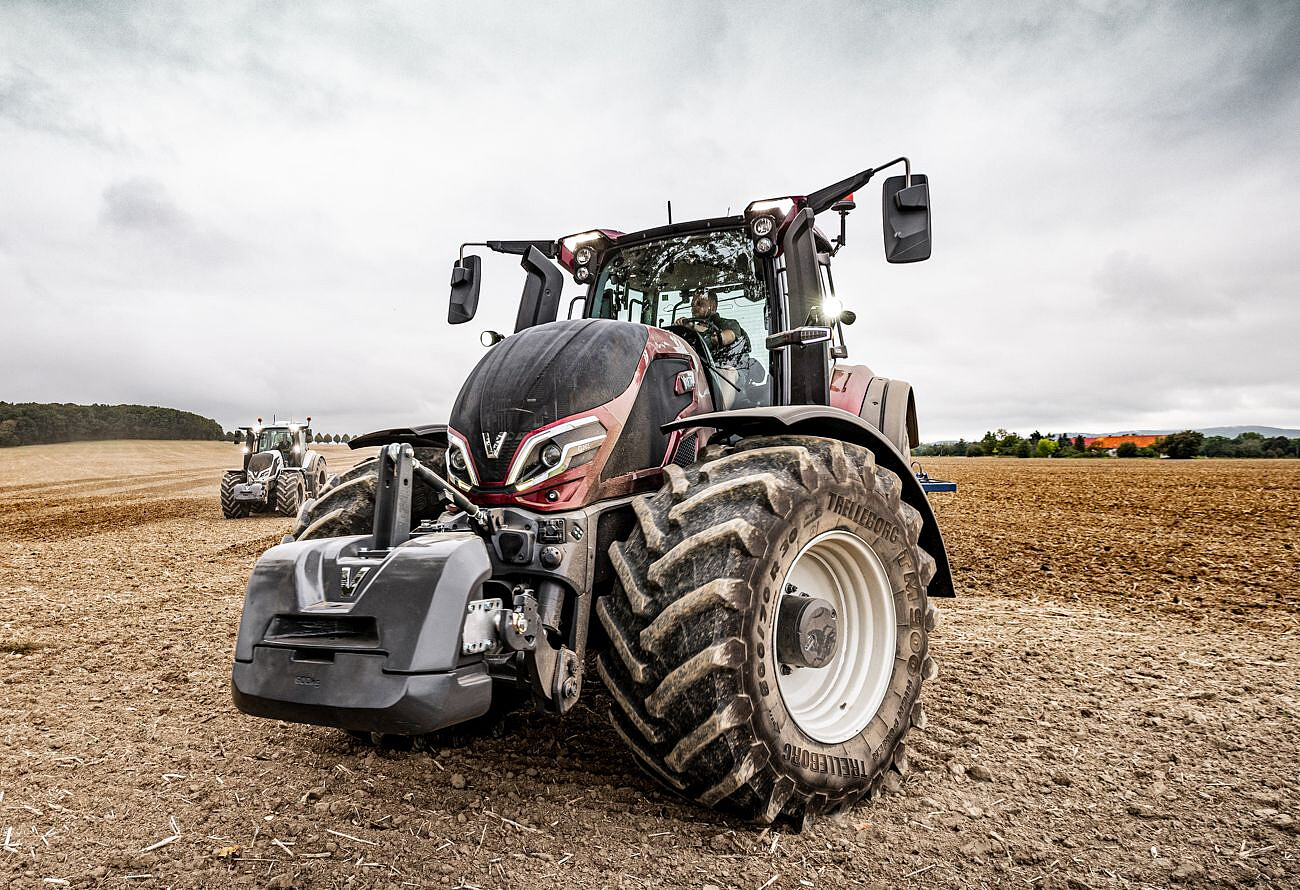 Premiere presentations of Valtra tractors at the Agrotech Kielce ...