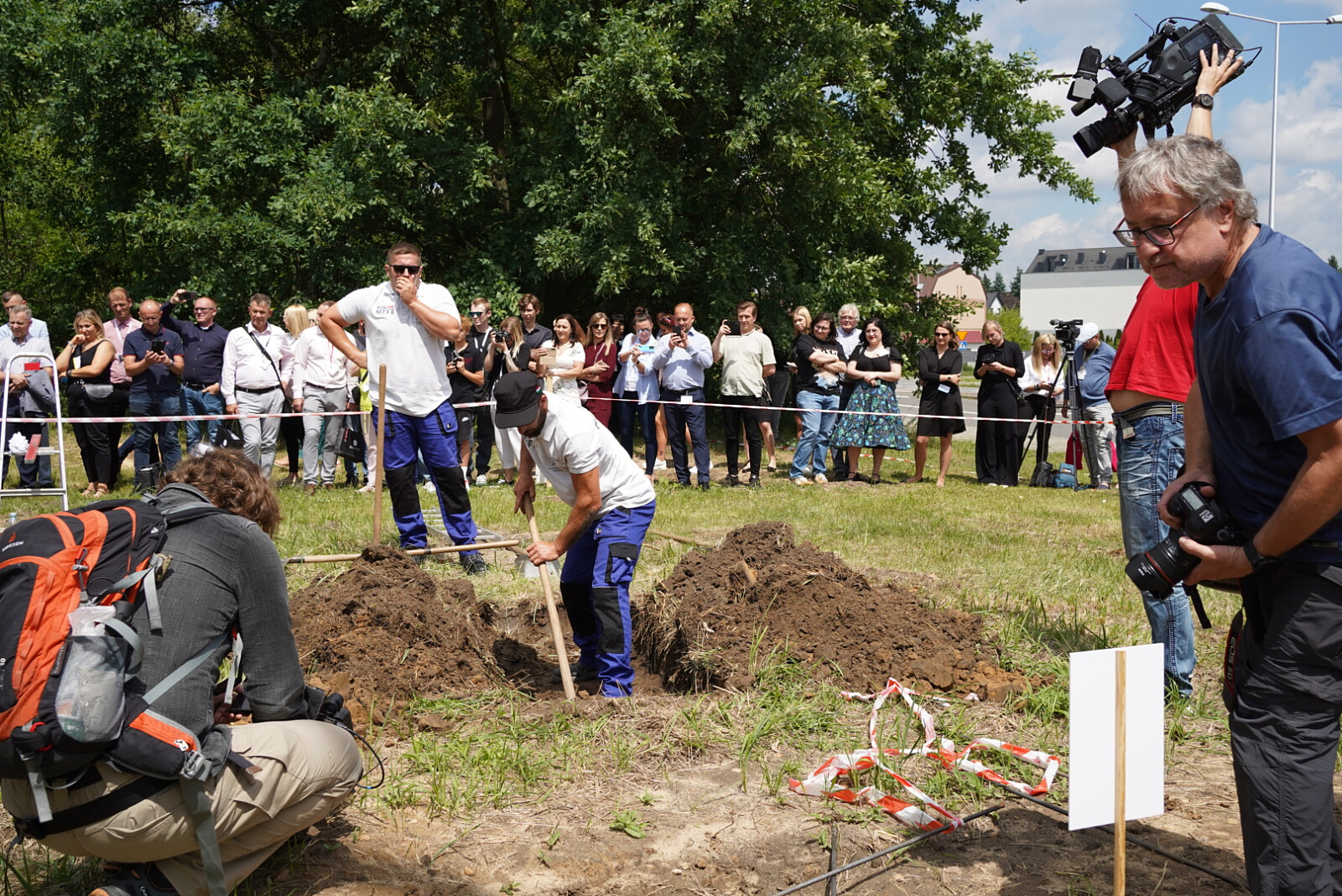 Hungary takes the leader in grave digging competition! They completed ...